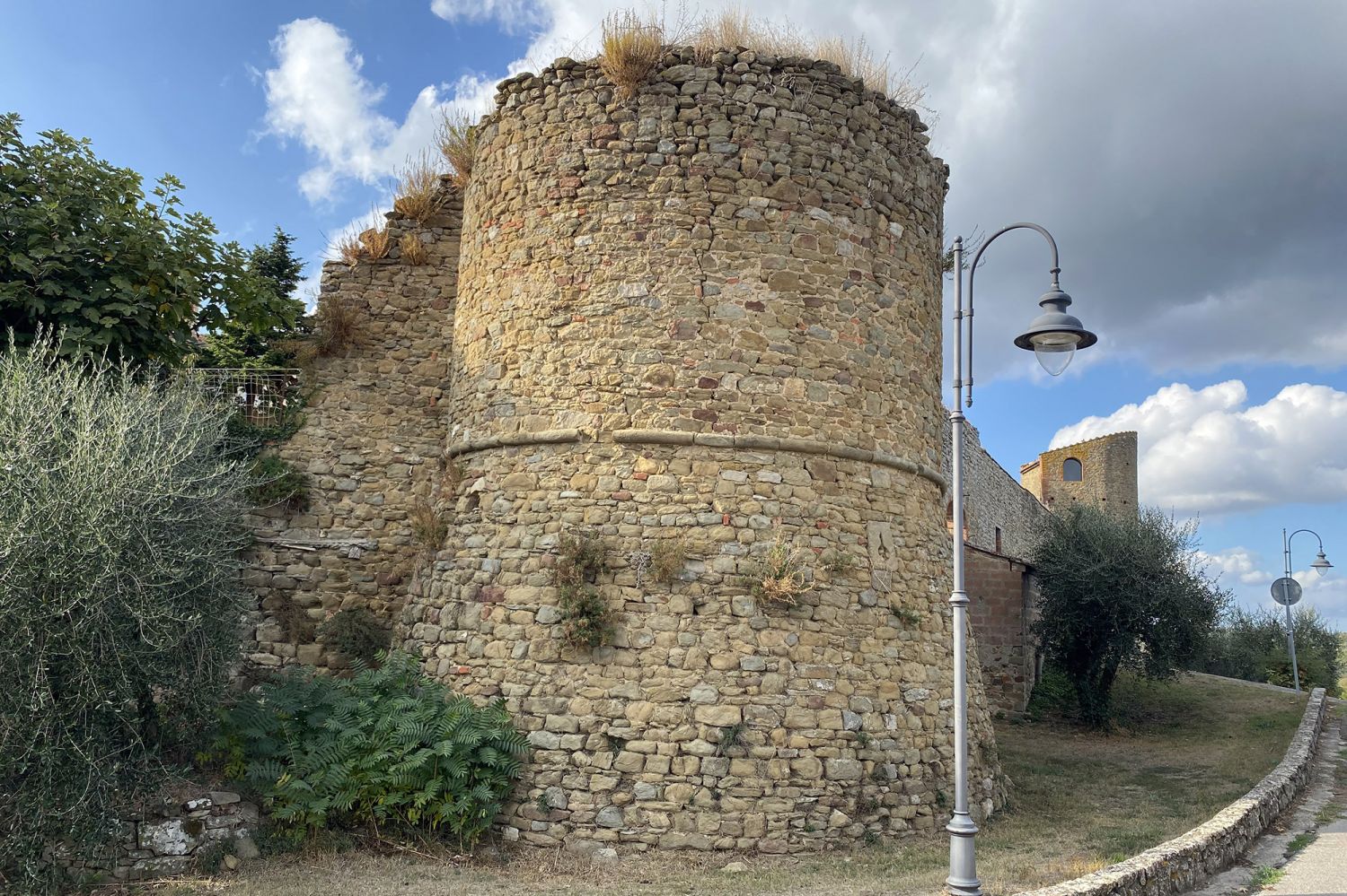 Rigomagno, Borgo Murato sul Colle degli Ulivi (Sinalunga, Siena)